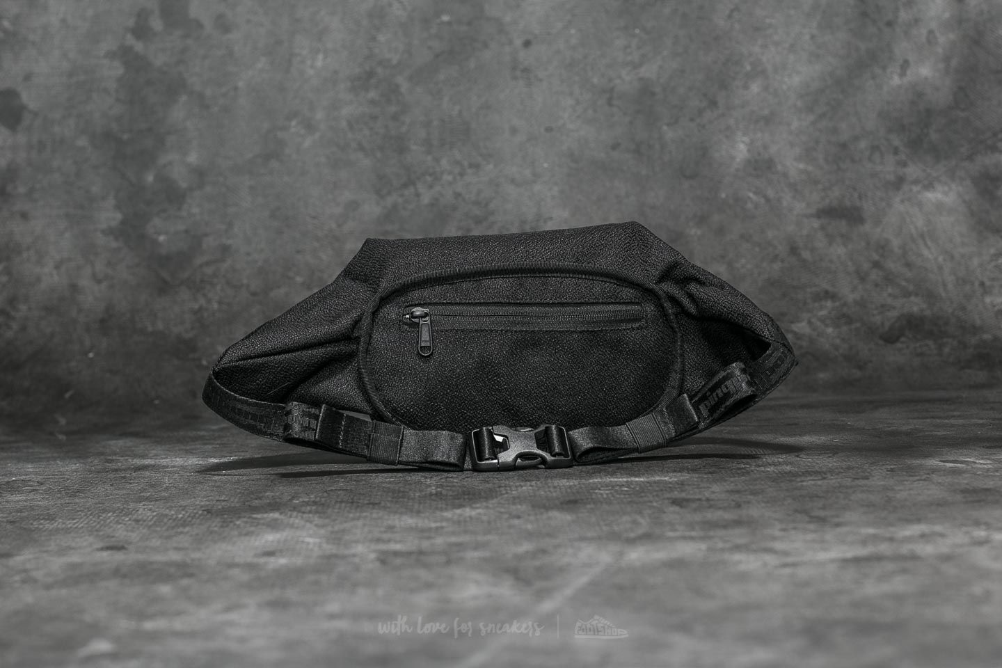 Crossbody bags pinqponq x Sneaker Freaker Brik Shoulder Bag Taksedo ...