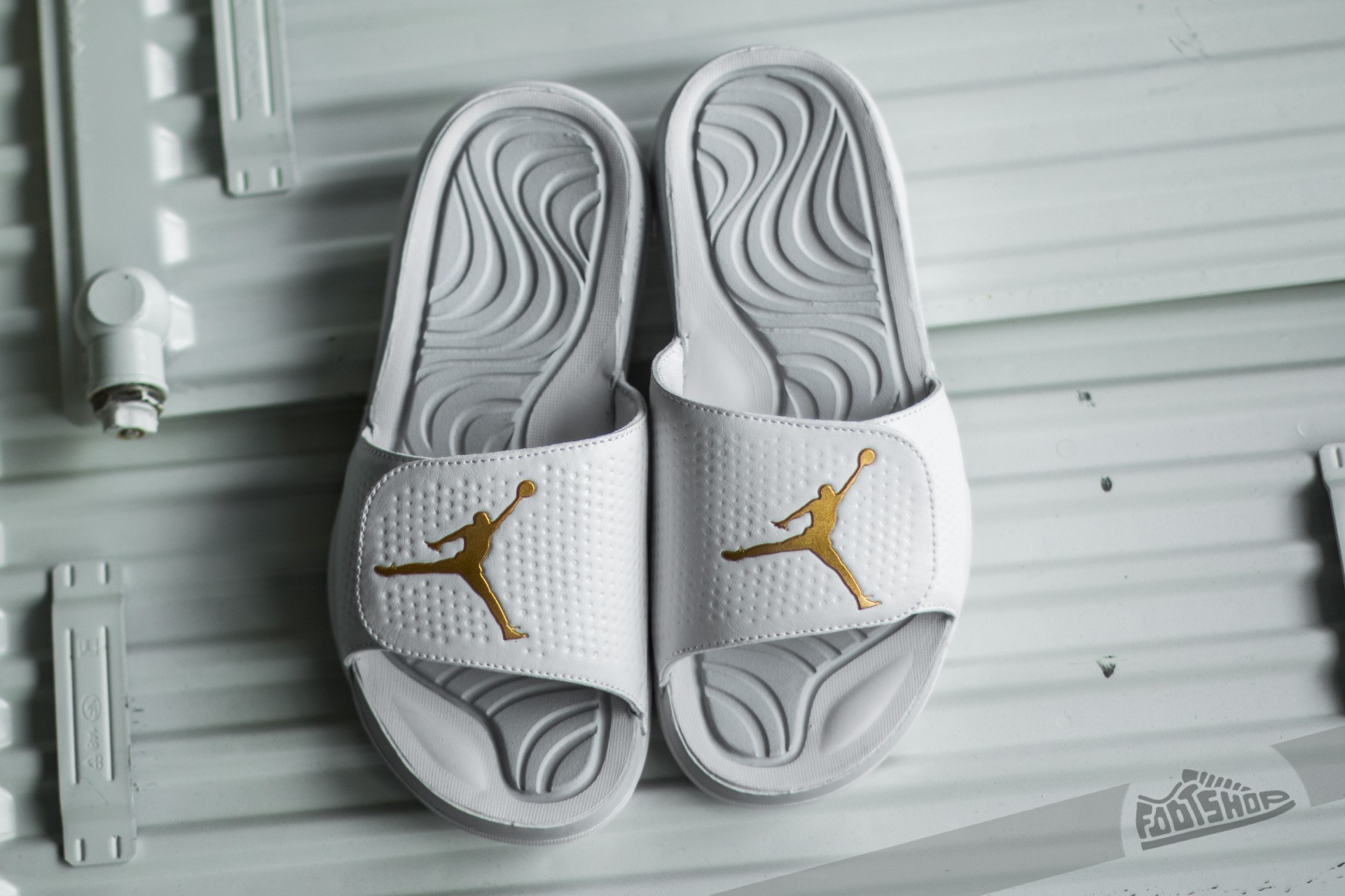 Încălțăminte și sneakerși pentru bărbați Jordan Hydro 5 White/ Metallic ...