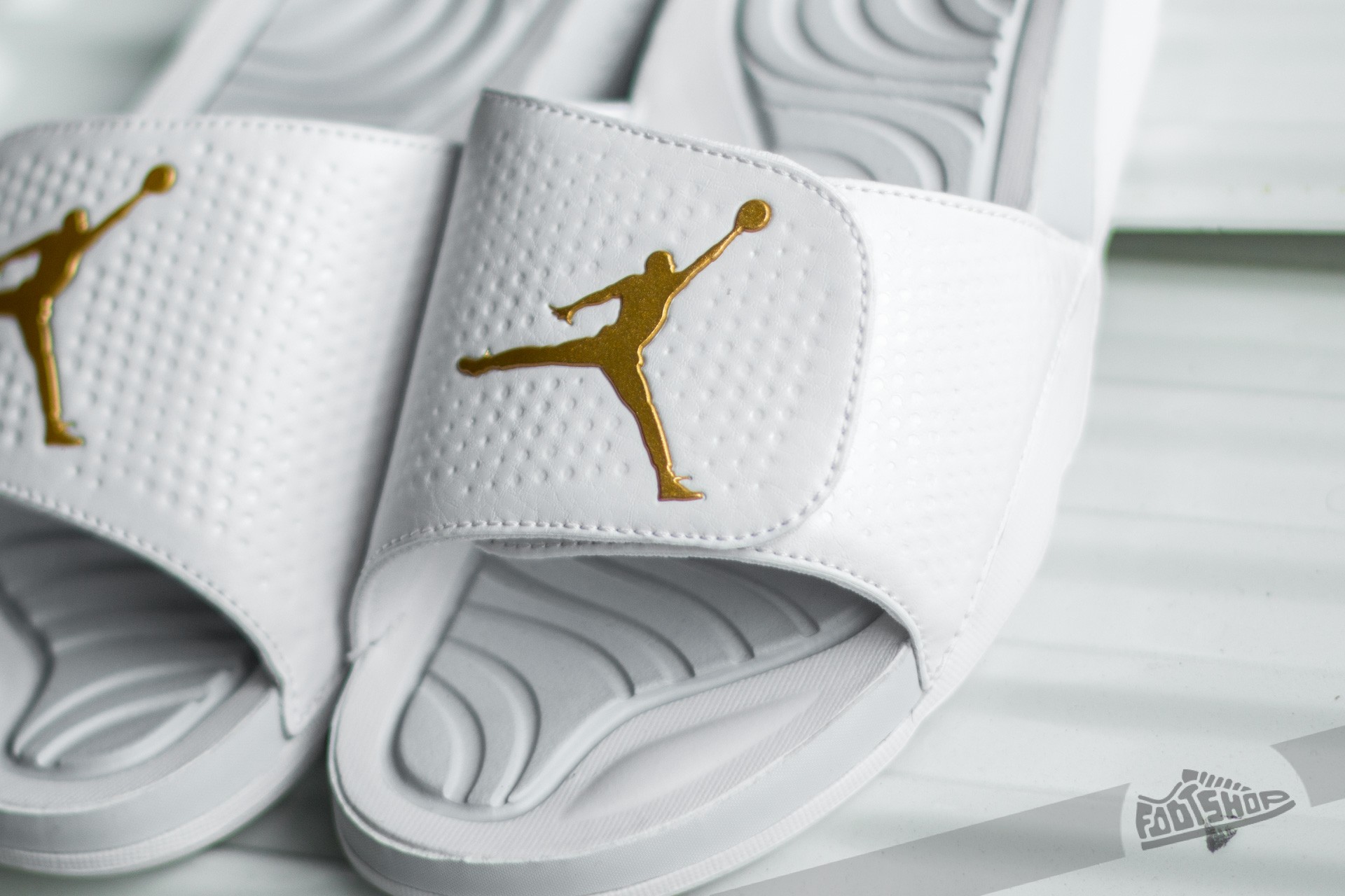 Încălțăminte și sneakerși pentru bărbați Jordan Hydro 5 White/ Metallic ...