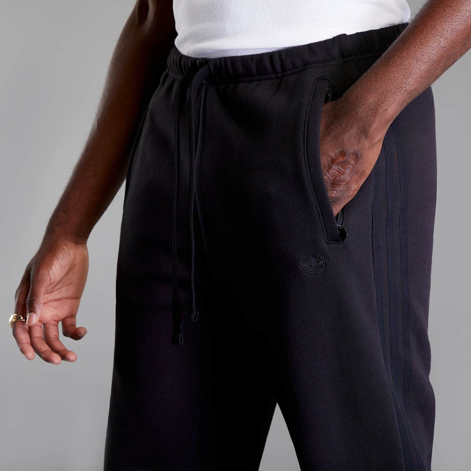 Spodnie adidas Blue Version Essentials Sweatpants Black (HM6489) | Footshop