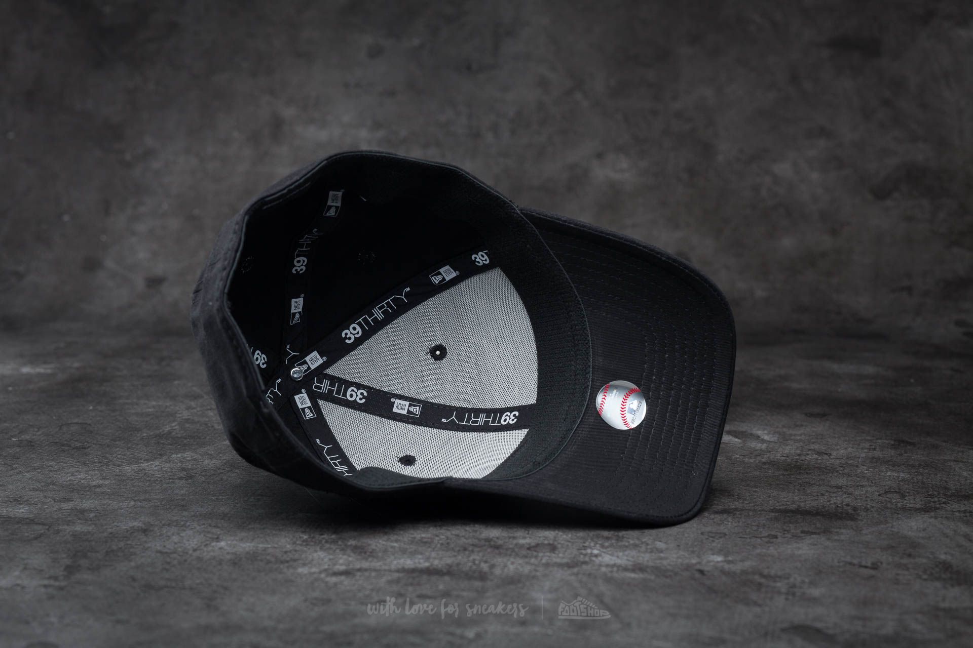 Fitted cap New Era 39Thirty Mini Logo Essential New York Yankees Cap ...