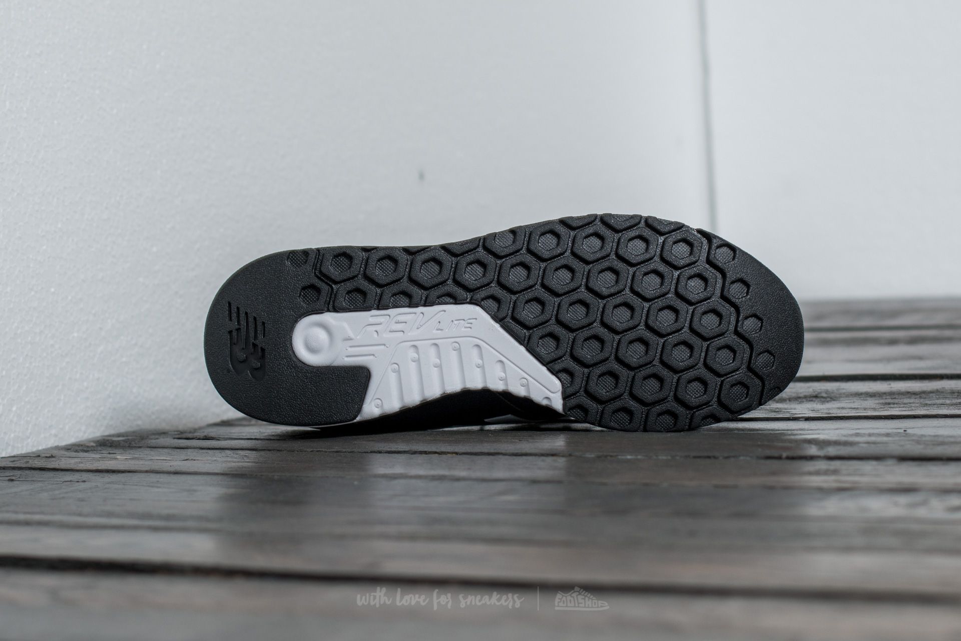 Moški čevlji New Balance 247 Black/ White (MRL247BG) | Footshop