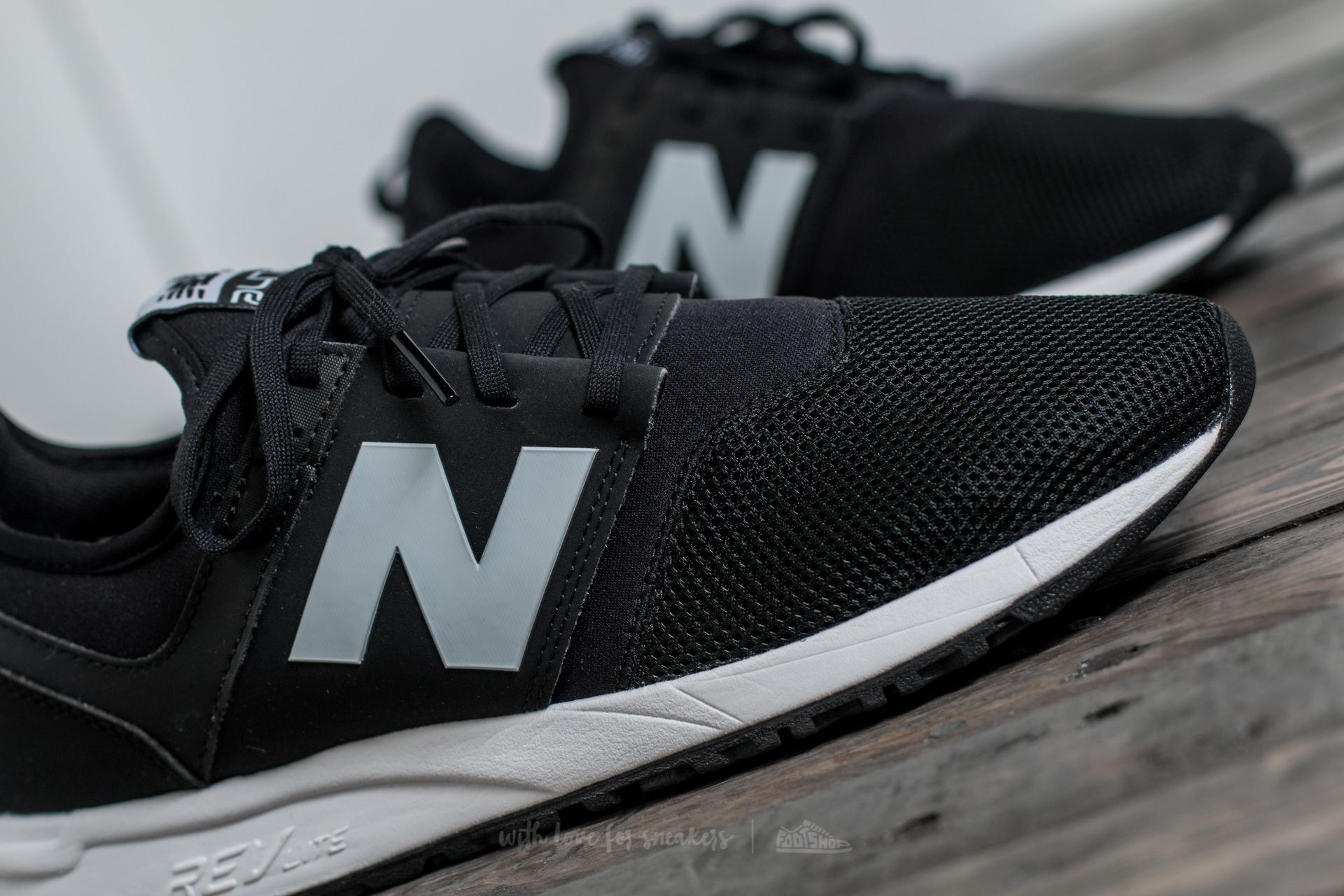 Moški čevlji New Balance 247 Black/ White (MRL247BG) | Footshop